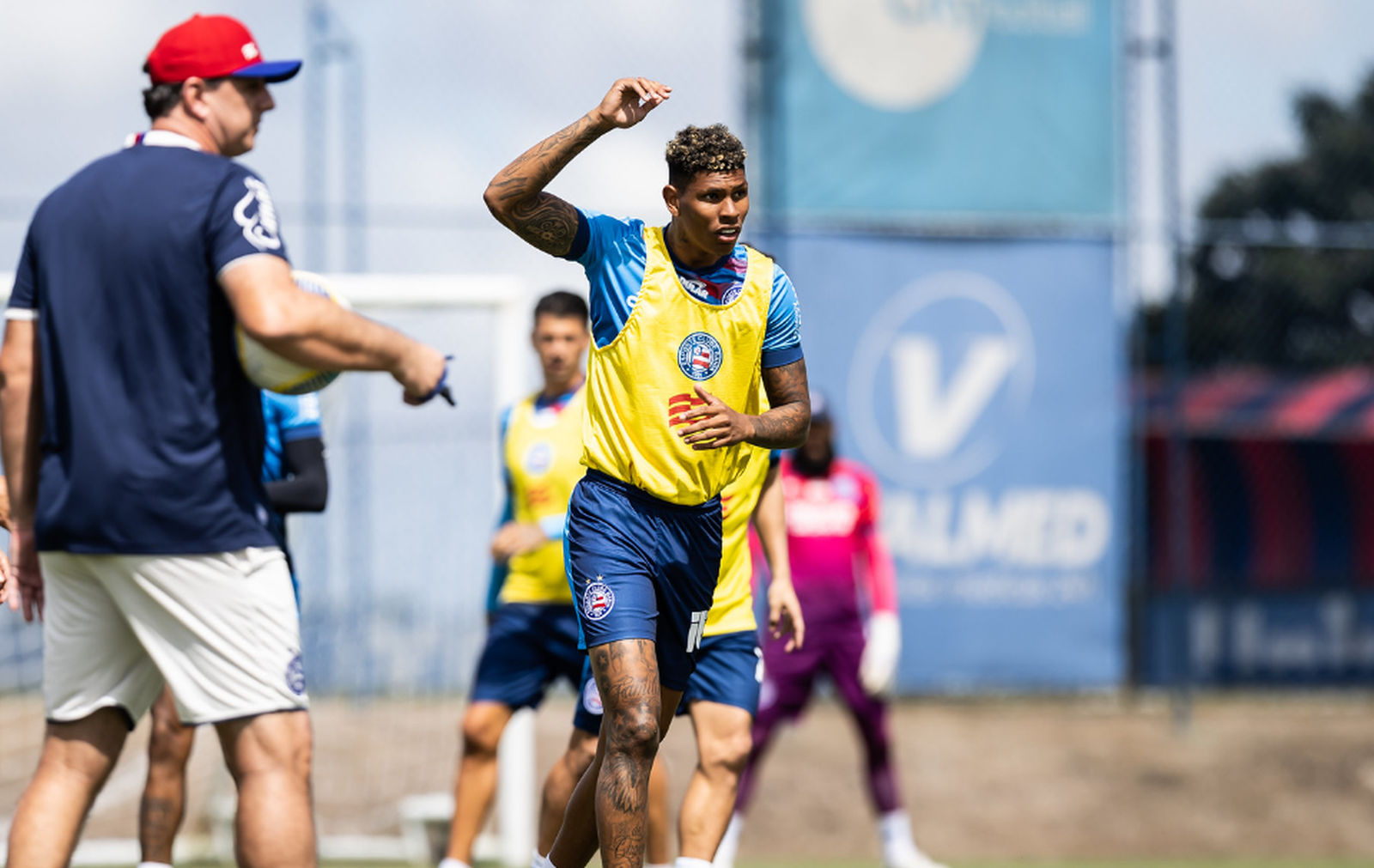 De volta após empréstimo, zagueiro tem futuro indefinido no Bahia em ...